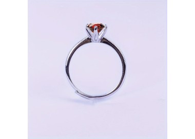 Anillo de compromiso en plata detalle de borde efecto perlado con granate